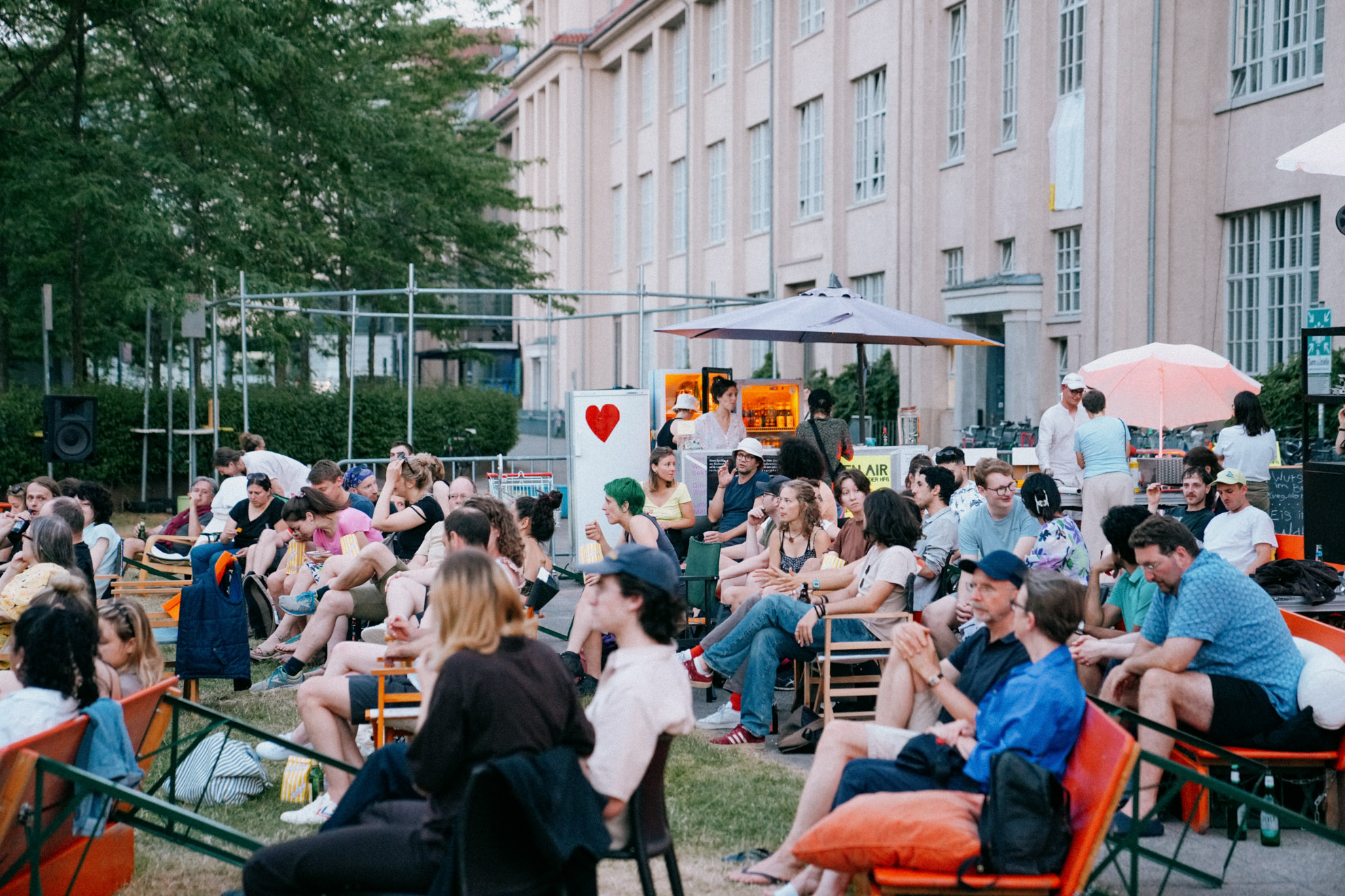 Open Air Kino 2025 vor der HfG Karlsruhe Filmklassiker unter freiem Himmel | HfG Karlsruhe